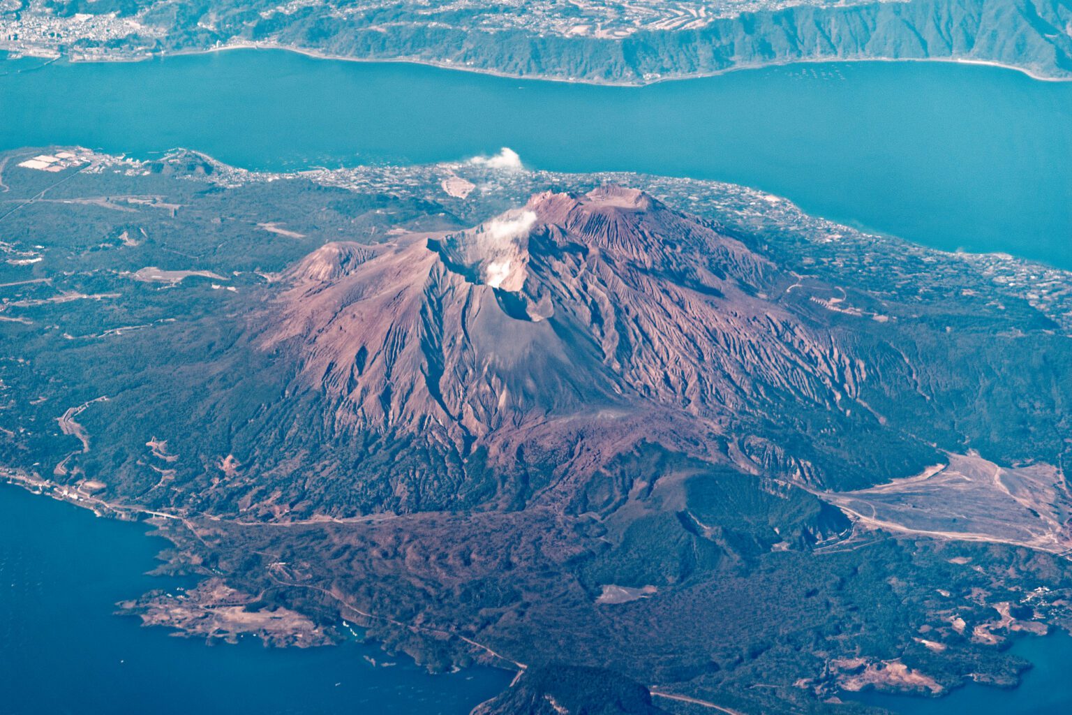 TOP 10 des volcans les plus actifs au monde - MekssiMed